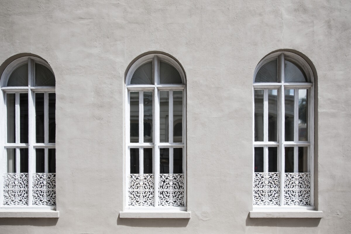 How to Hang Curtains On an Arched Window