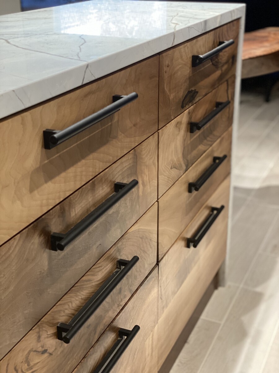 8 Tips for Mixing Knobs and Pulls on Kitchen Cabinets!