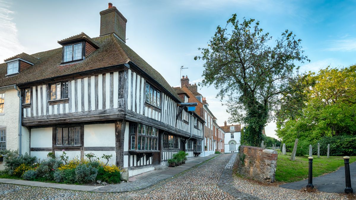 Colonial vs Traditional Home: Understanding the Key Differences