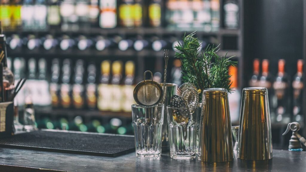 How to Decorate a Wet Bar: Tips and Ideas for a Stylish and Functional ...